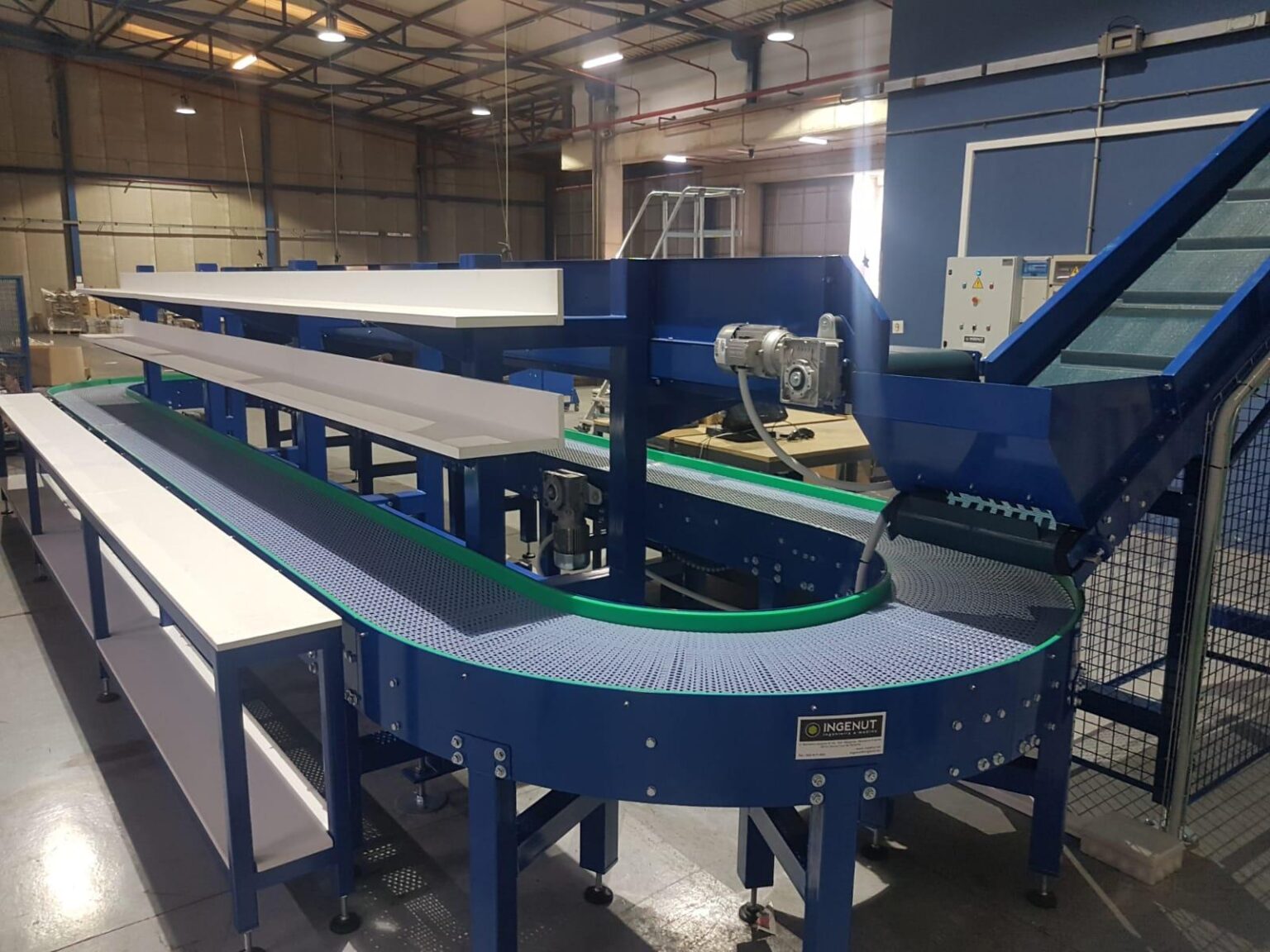 Conveyor line for handling the returns of magazines and newspapers for ...